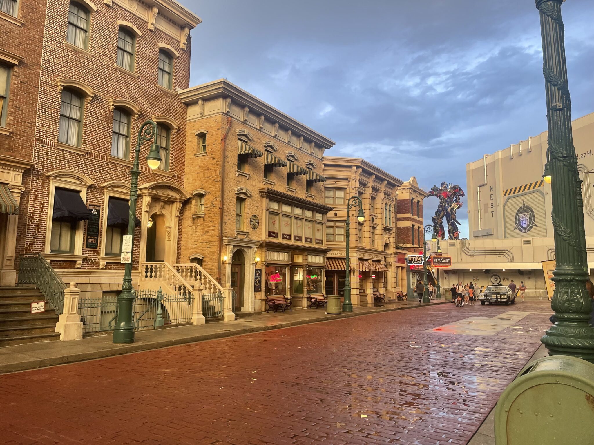Does Universal Studios Close on a Rainy Day? - Tips and Tricks for ...